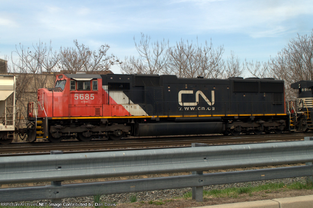 CN SD75I 5685 as the trailing unit on 39G